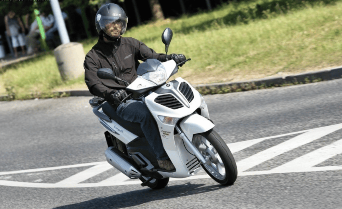 Skútr značky Benelli. Logik 125i jede - OnlyForMen.cz