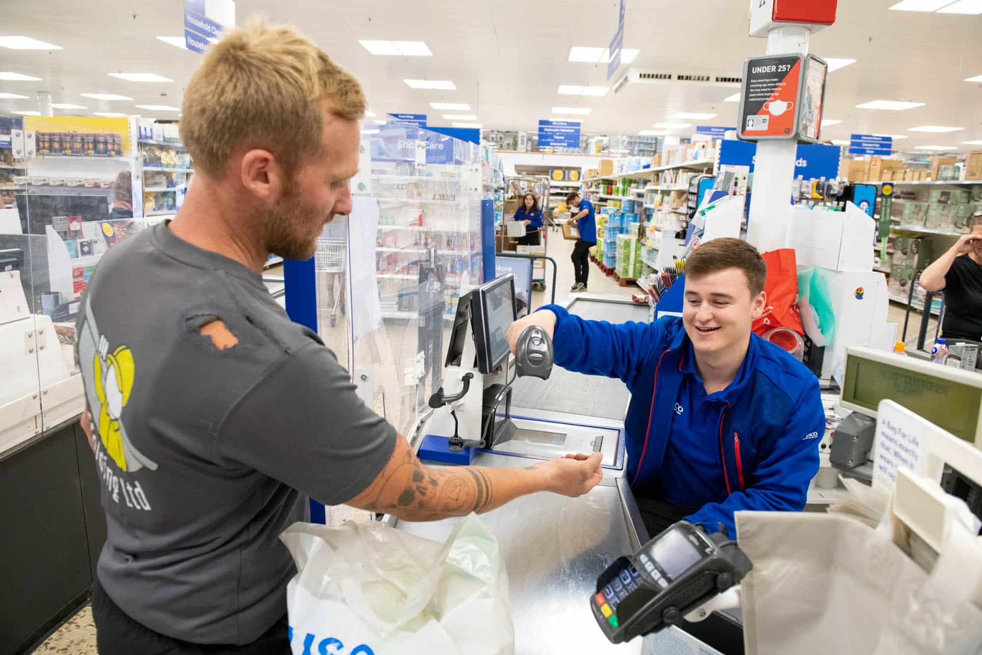 Nechal si vytetovat na paži slevovou Clubcard. Zatím se mu to nevyplácí ...
