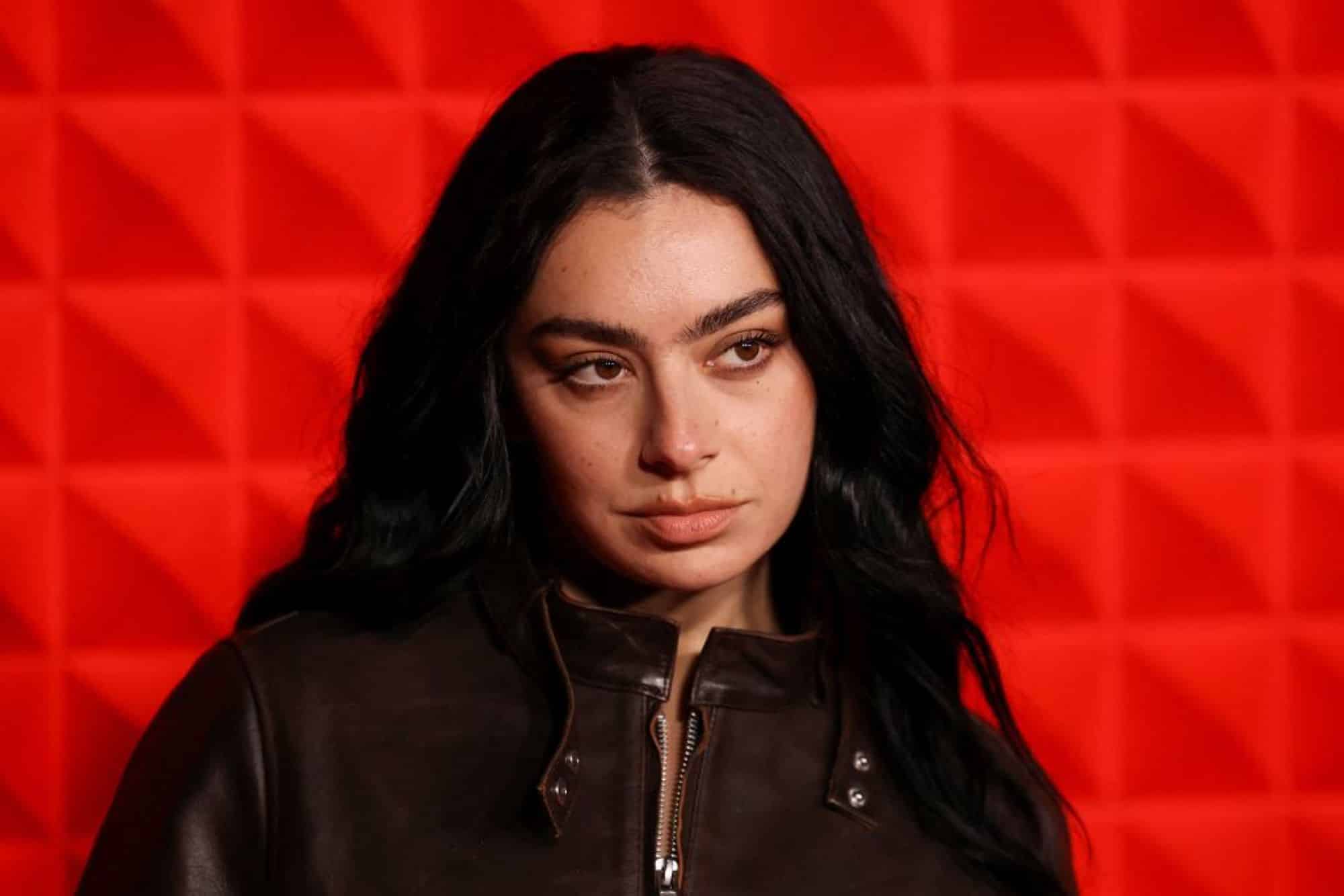 BBC: Albem roku podle žebříčku žebříčků je Brat od Charli XCX ...