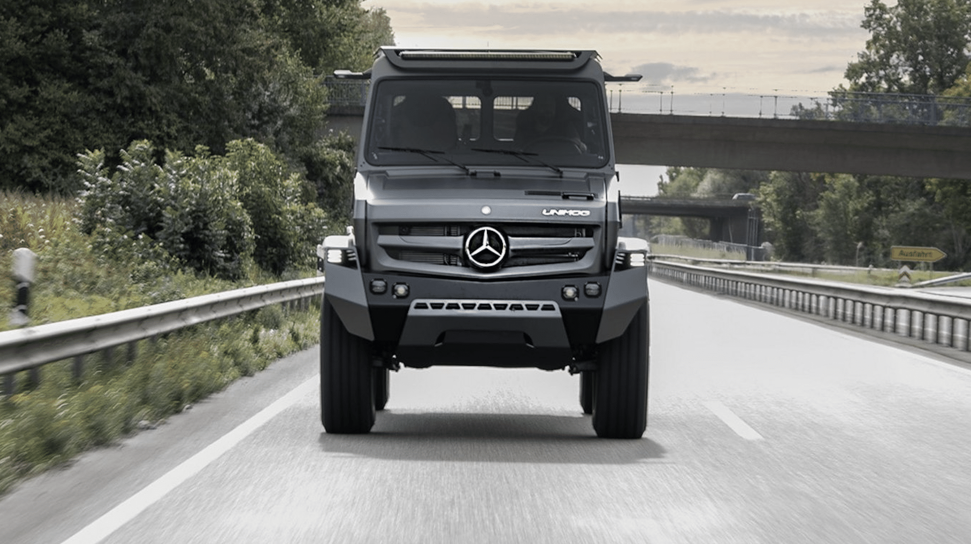 Mercedes-Benz Unimog. Terénní monstrum, které se obléklo do luxusní ...